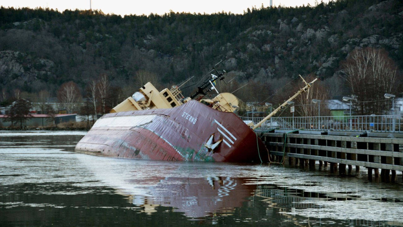 TV: Lastfartyg på grund i Göta älv – har kraftig slagsida - Praktiskt ...